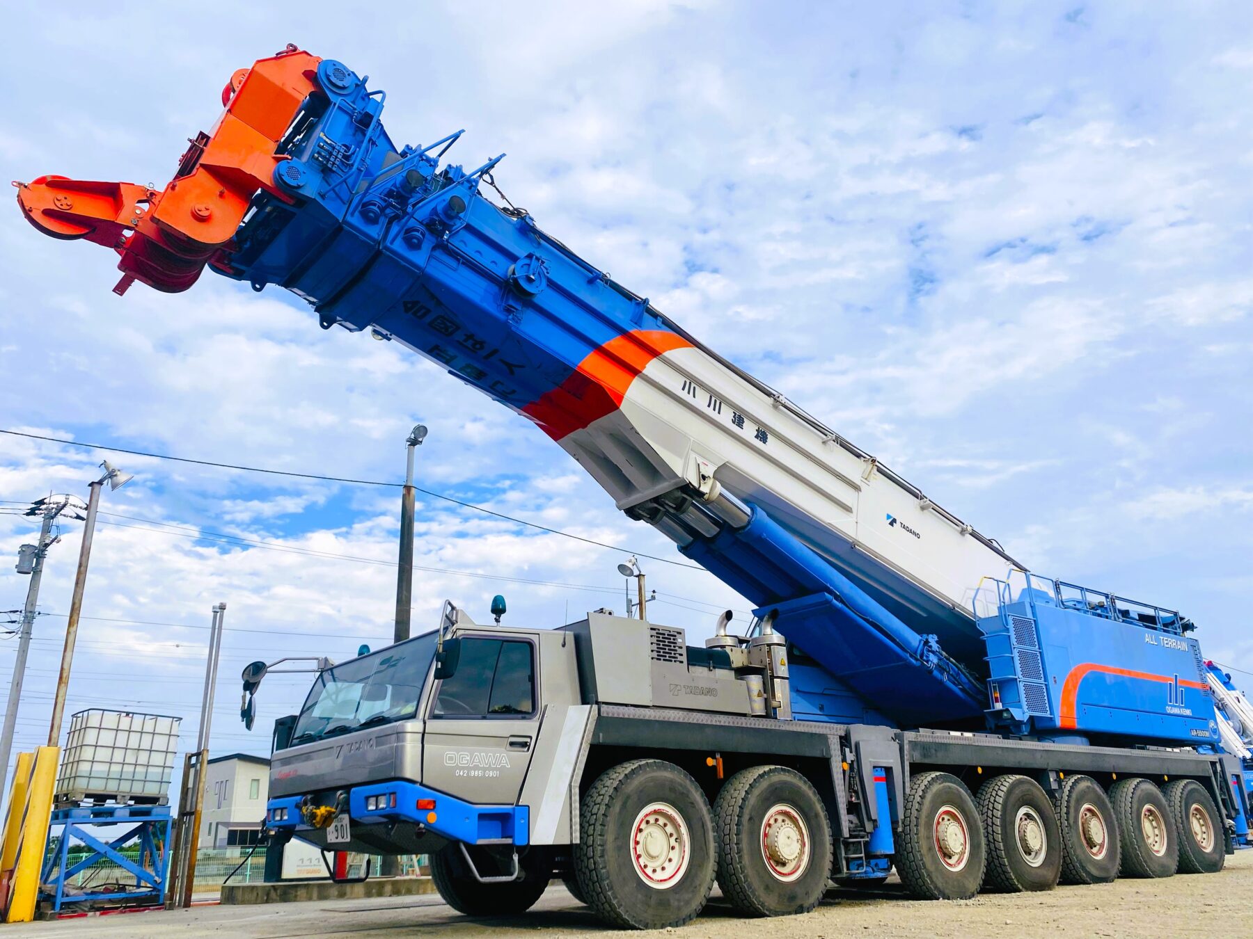 トラッククレーンとは？種類や免許、他のクレーンとの違いを解説